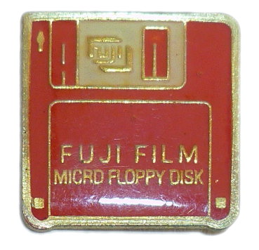 Fujifilm Micro Floppy Disk (Fuji)(rouge)(PIN0745) | Collection G. Even